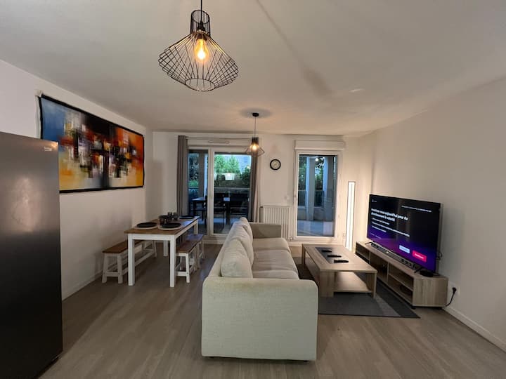 T2 Moderne Avec Terrasse, Proche De Lyon - Vaulx-en-Velin