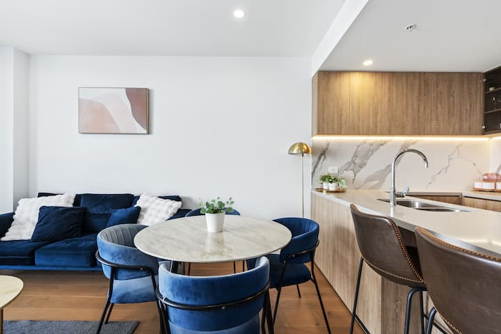 Comfy 2 Bedroom With Ocean View Unit (No Parking) - Broadbeach