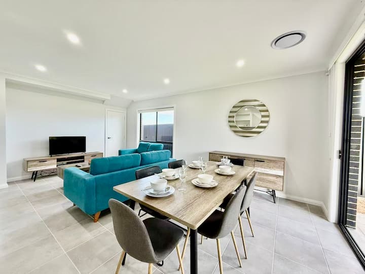 Modern 5-bedroom, 3-bathroom Home In Leppington - Sydney