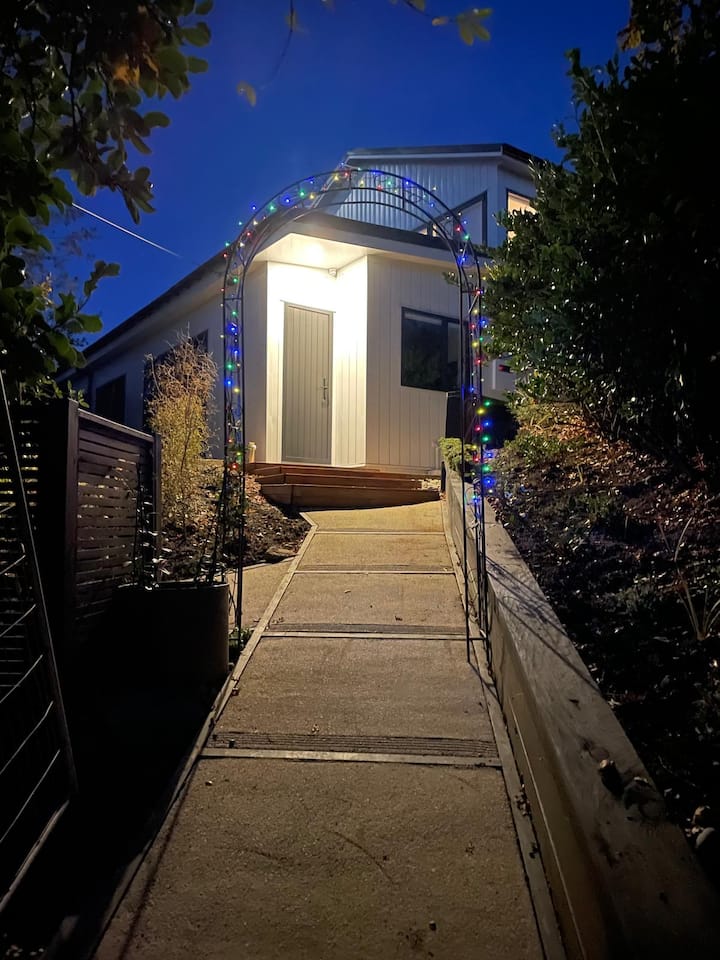 Stylish & Beautiful New Home - Dunedin
