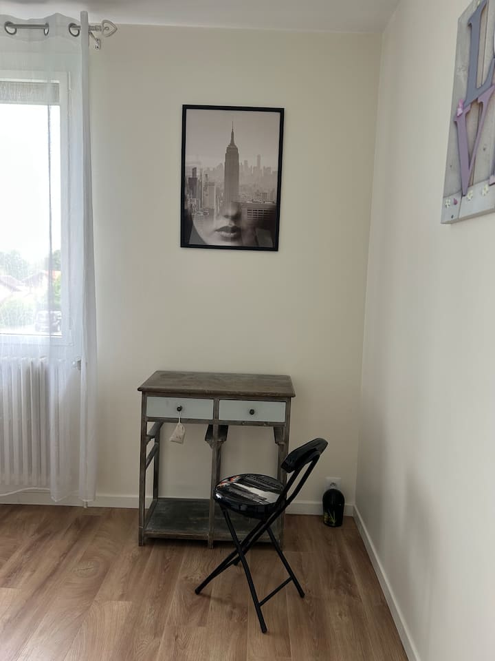 Chambre Spacieuse Et Lumineuse - Bourg-en-Bresse