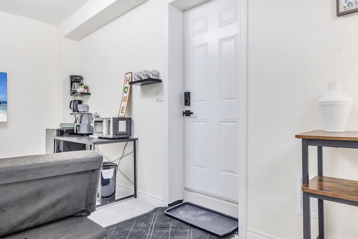 Kings Cove: Modern Studio Bsmt, Parking, Mini Bar! - Clarington
