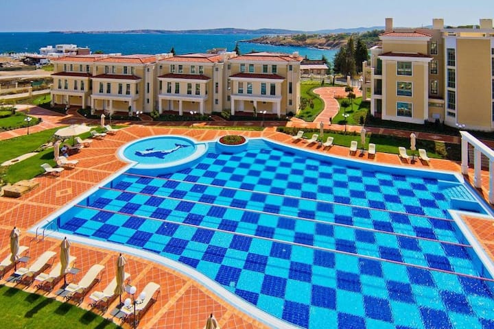 Flores Garden Pool Studio - Chernomorets