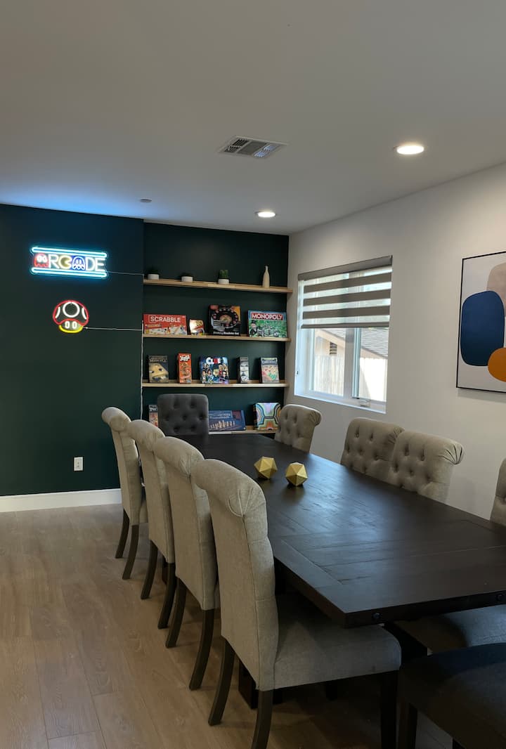 Comfortable 4 Bed 4 Bath Stay - Hollywood, CA