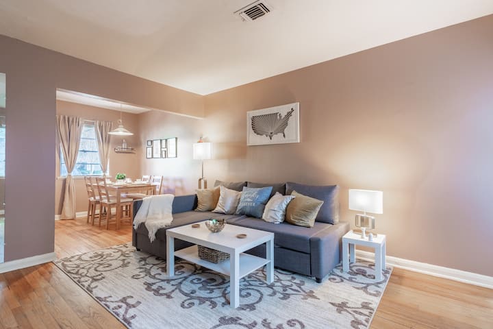Cozy Retreat Near The City - Houston, TX