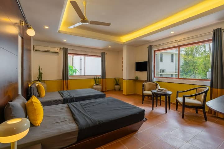 Bold & Breezy Twin Room | Steps From The Sea - Kochi