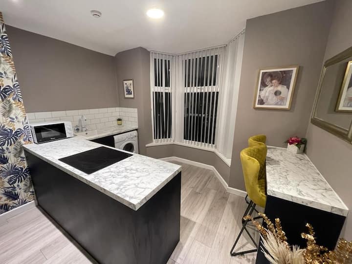 The Palm Studio - Cardiff