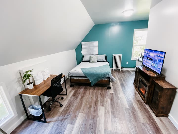 Welcome To Kelly's Corner - Room #6 - Thunder Bay