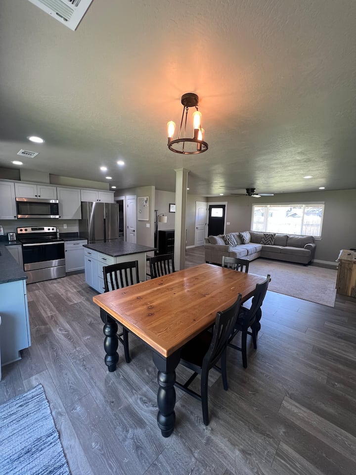 Rest And Retreat River House - Grants Pass, OR