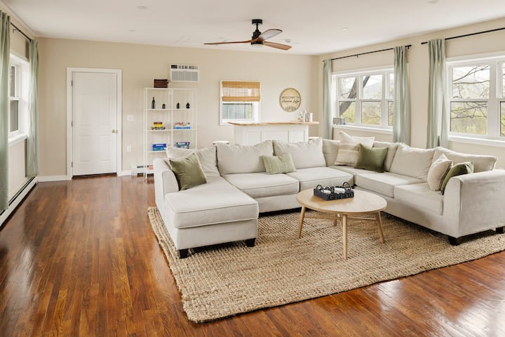 Pineview Lodge – Big Living Room + Built-in Bar - Catskill, NY