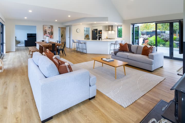 Group Retreat Near Top Wedding Venues Games Room - Rolleston