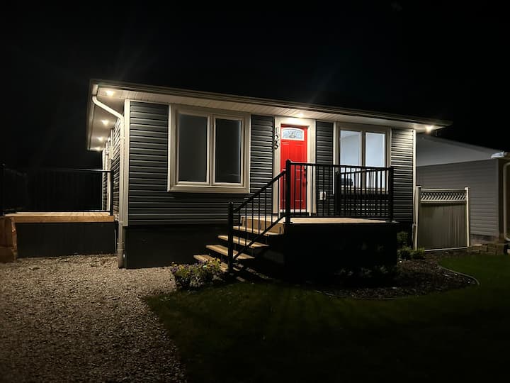 Cozy 2br Home | Walk To Beach | Long-term Ready - Amherstburg