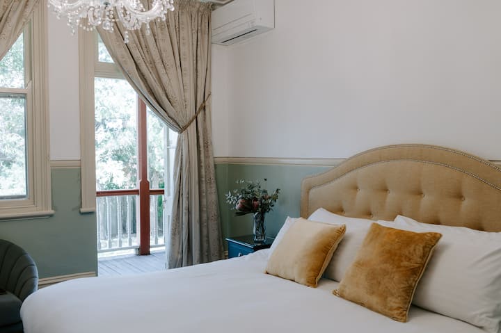 Ground Floor Room - Warwick