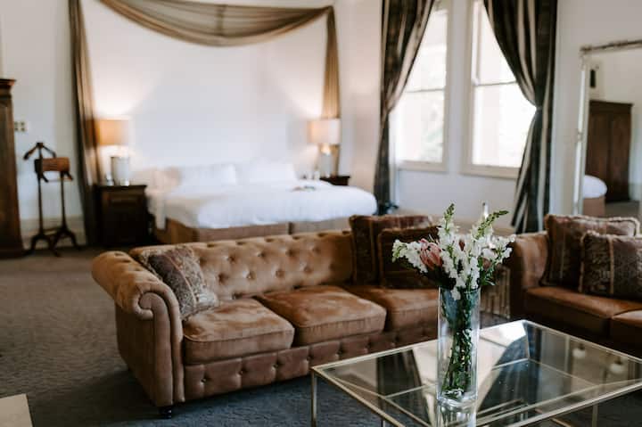 The Empress Suite - Warwick