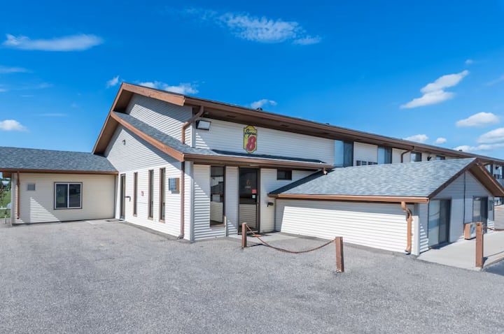 Super8 - Sleep Well, Spend Less! - Devils Lake, ND