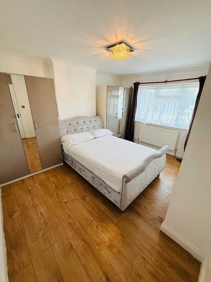Clean, Comfortable Room In Semi-detached House - Uxbridge