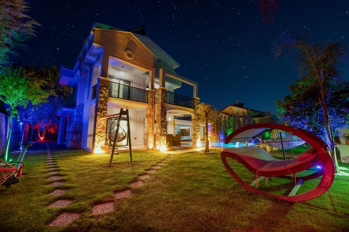 ÖLüdeniz'de ıSıtma Havuzlu Büyük Villa - Ölüdeniz