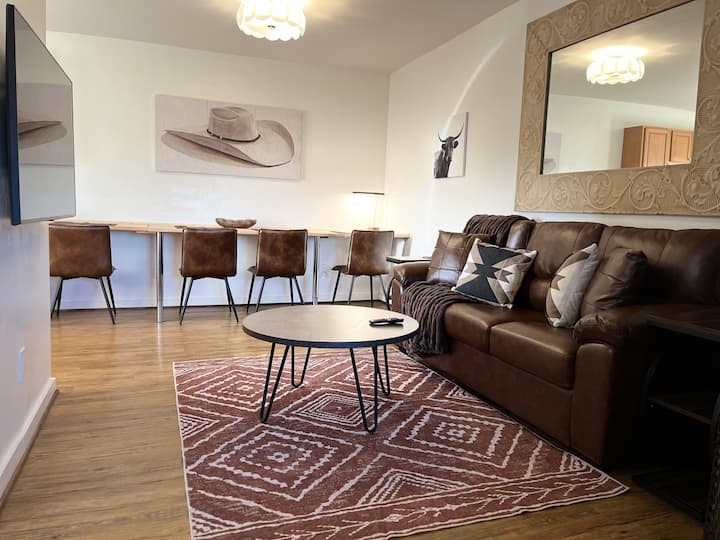 -:- Sunset Suite -:- Pets + Starlink + Rv Parking - Cody