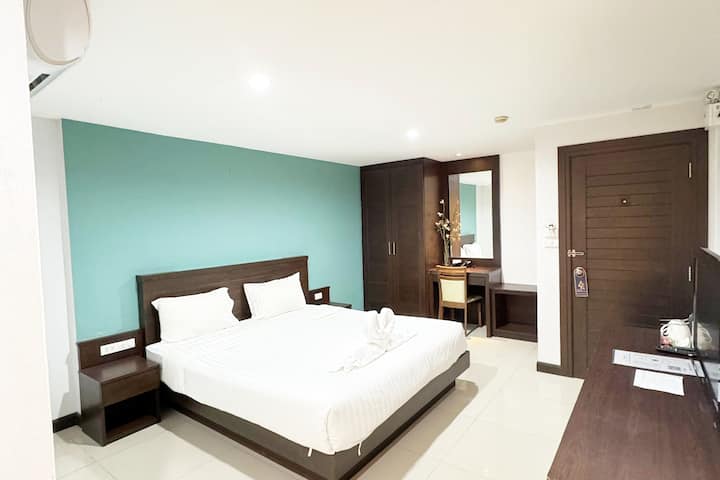 Elite Adjoining Bedrooms Next To Bangla Rd & Beach - Patong