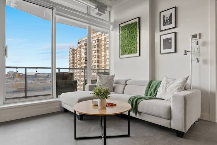 5 Min Walk To Stampede | 2br | Ac | Ug Parking - Canada