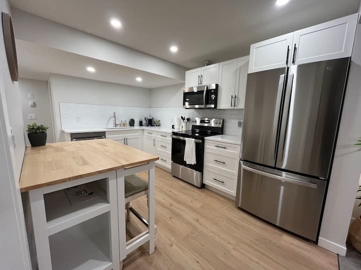 1 Hr To Banff | 2 Bdrm Basement Suite W/ Own Entry - Cochrane