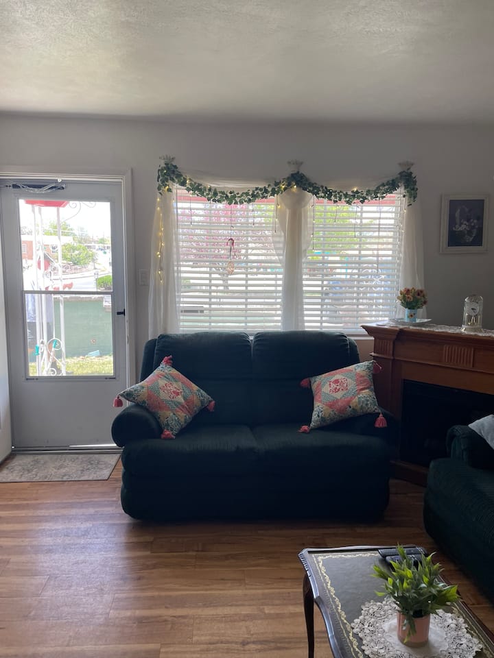 Granny-core Comfort! - Lake Farmington, Farmington