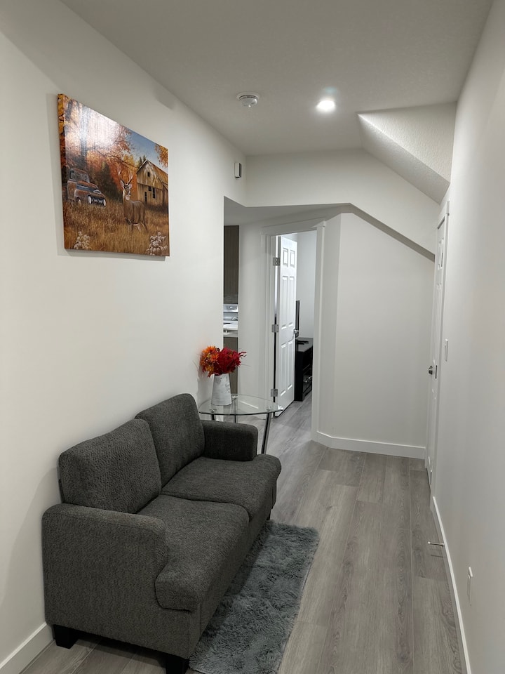 Private One Room Suite 18 Min From Calgary Airport - Airdrie