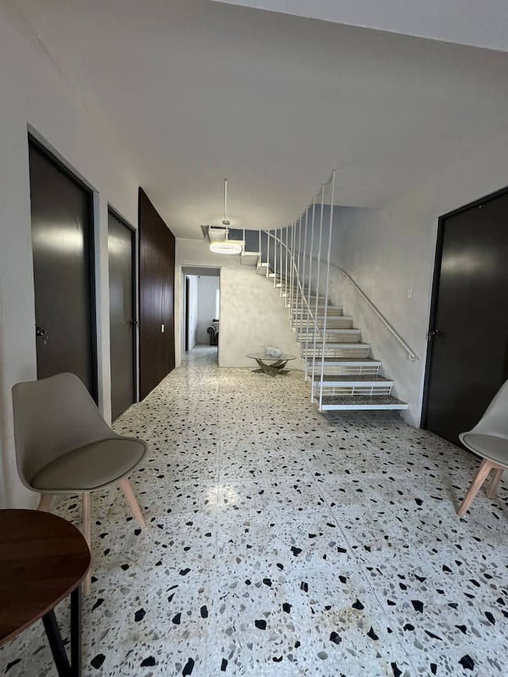 Casa De 2 Pisos Con 8 Recamaras En Area Tec. - Monterrey