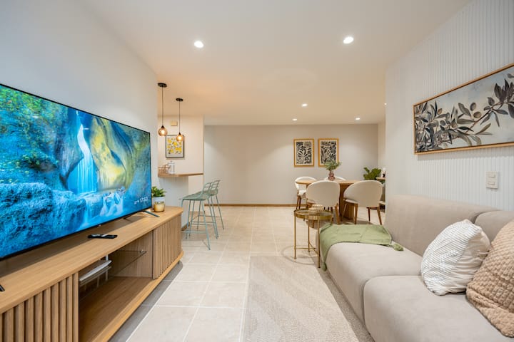 Stylish Designer Remodel · Cozy Vibes + Fast Wi-fi - Medellín