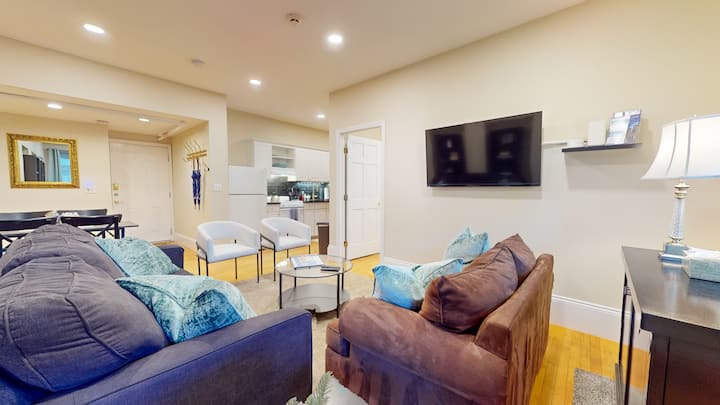 2 Bedroom Unit In The Heart Of Back Bay - Boston, MA