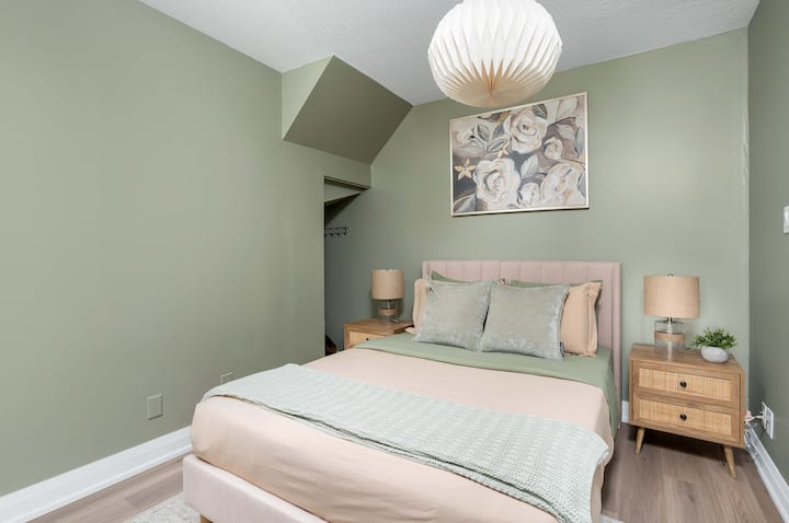 Perfect Home For Couple Close To Lake - Toronto