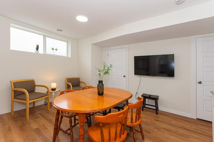 Downtown Guest Suite Walk To Hospital, Nait, Mall - Edmonton