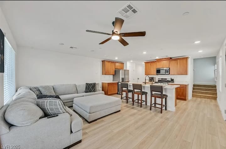 Modern Private Townhouse — Quiet, Safe & Stylish” - Las Vegas Strip, NV