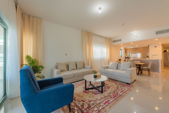 Stylish Apt With Balcony & Views - Abu Dhabi