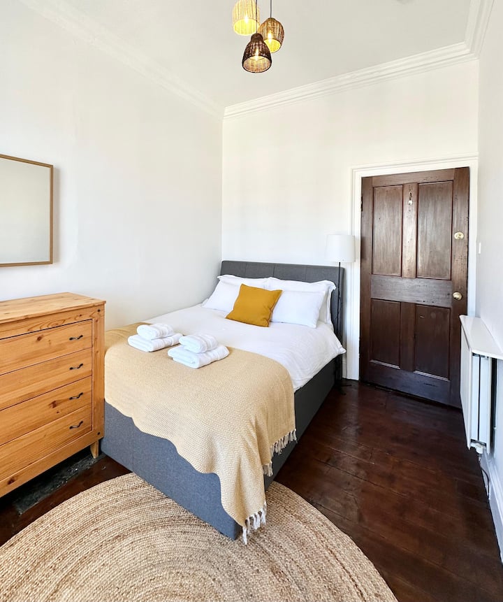 Private Room In City Center - Leith