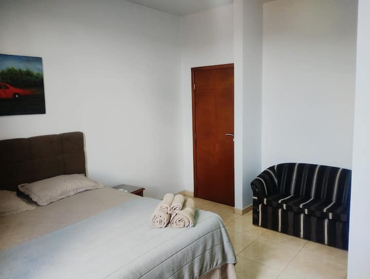 Suíte Espaçosa E Arejada - Goiânia