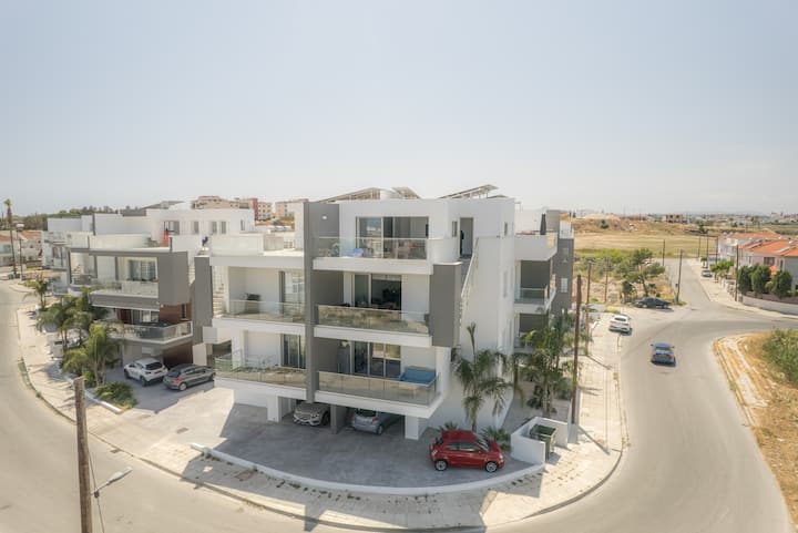 Rotiana 3bed Apt W/ Roof Garden - Larnaca