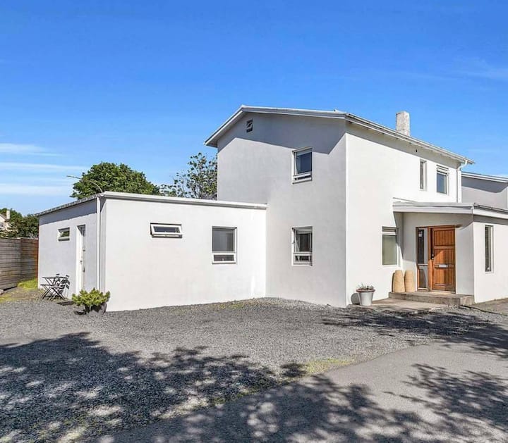 Cozy Family Home Near Downtown - Reykjavík