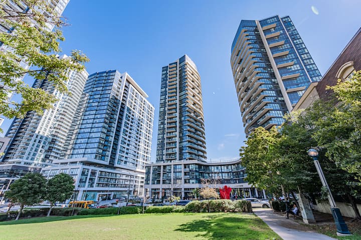 Elegant 2 Br Condo With Balcony In Liberty Village - Toronto