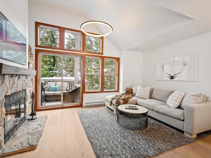 Renovated Ski In 3 Bed Townhome - Whistler