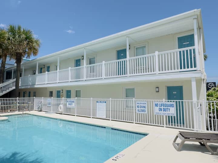 Boutique On The Beach, Studio #120 + Pool - 