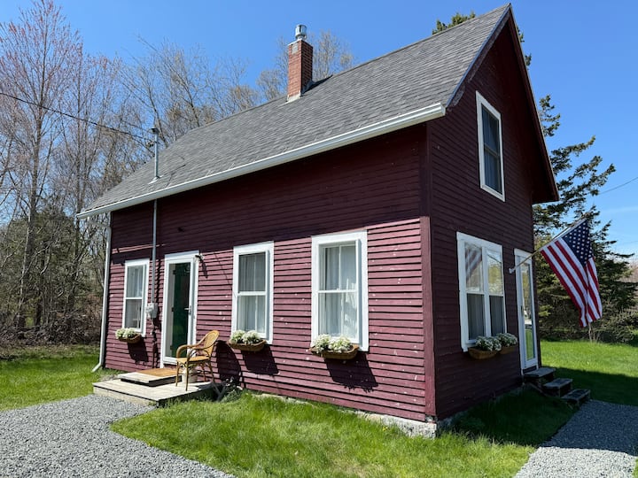 Sweet Vintage Cottage, Close To Lamoine Beach! - Maine