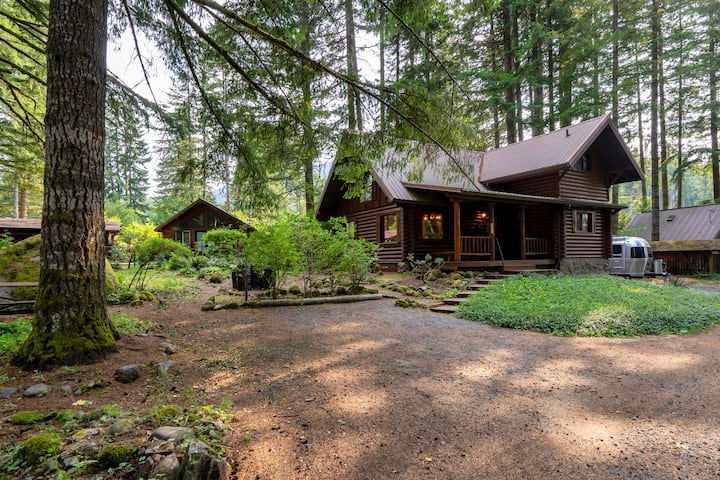 Hot Tubs • Retro Airstreams • Log Cabin Compound - Oregon