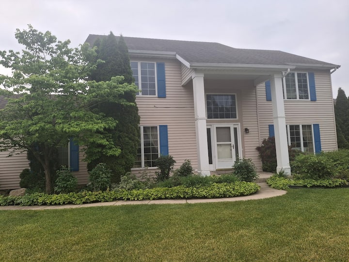 Lovely Southside Executive Home - Mishawaka, IN