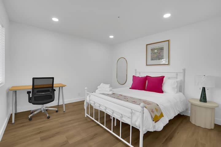 Modern W/comfy Vibes | Disneyland/bolsa/beaches - Garden Grove, CA