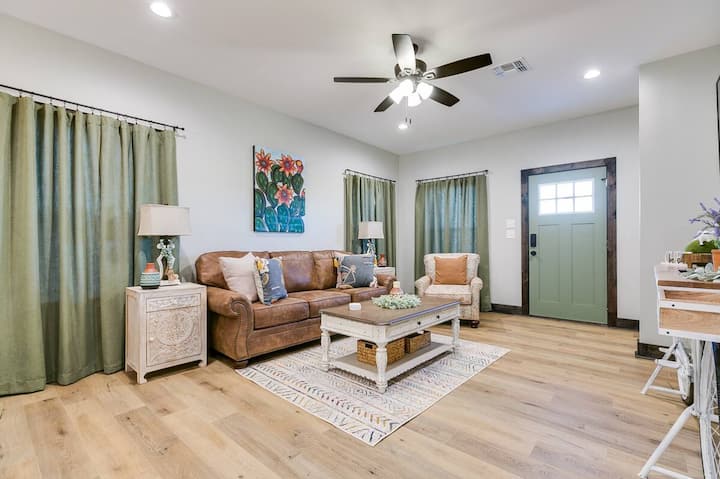 Red Arroyo Townhouse 2 Br/2.5 Ba - San Angelo, TX