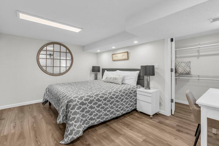 Cozy One Bedroom W/ Kitchenette - Overland Park, KS