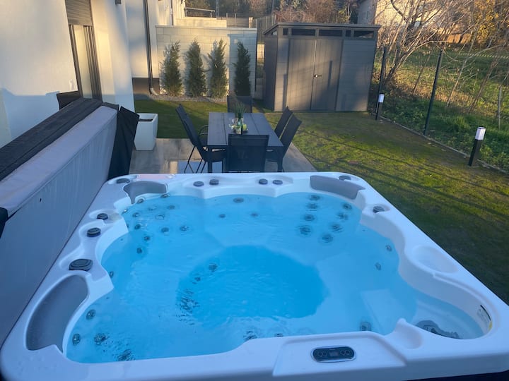 Waikiki Apartman With Jacuzzi - Ungarn