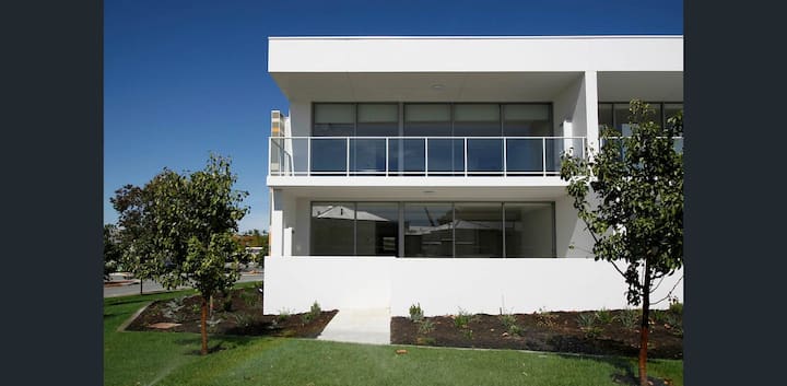 Modern Pad W/ Balcony & Light - Mount Pleasant