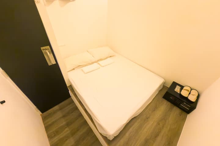 Queen Bed Private Room W Shared Bathroom [City] - Geylang